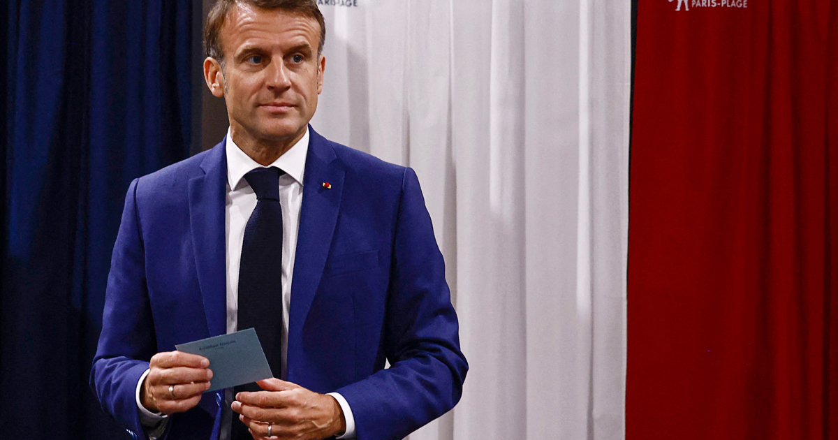Macron urged to quit to end France political crisis