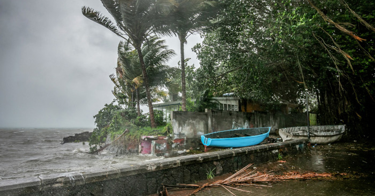 Floods hit Mauritius as tropical cyclone approaches