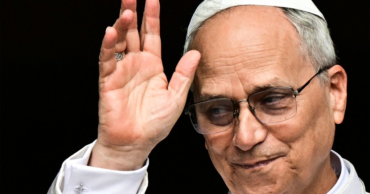 Thousands attend Pope Leo's first Angelus prayer