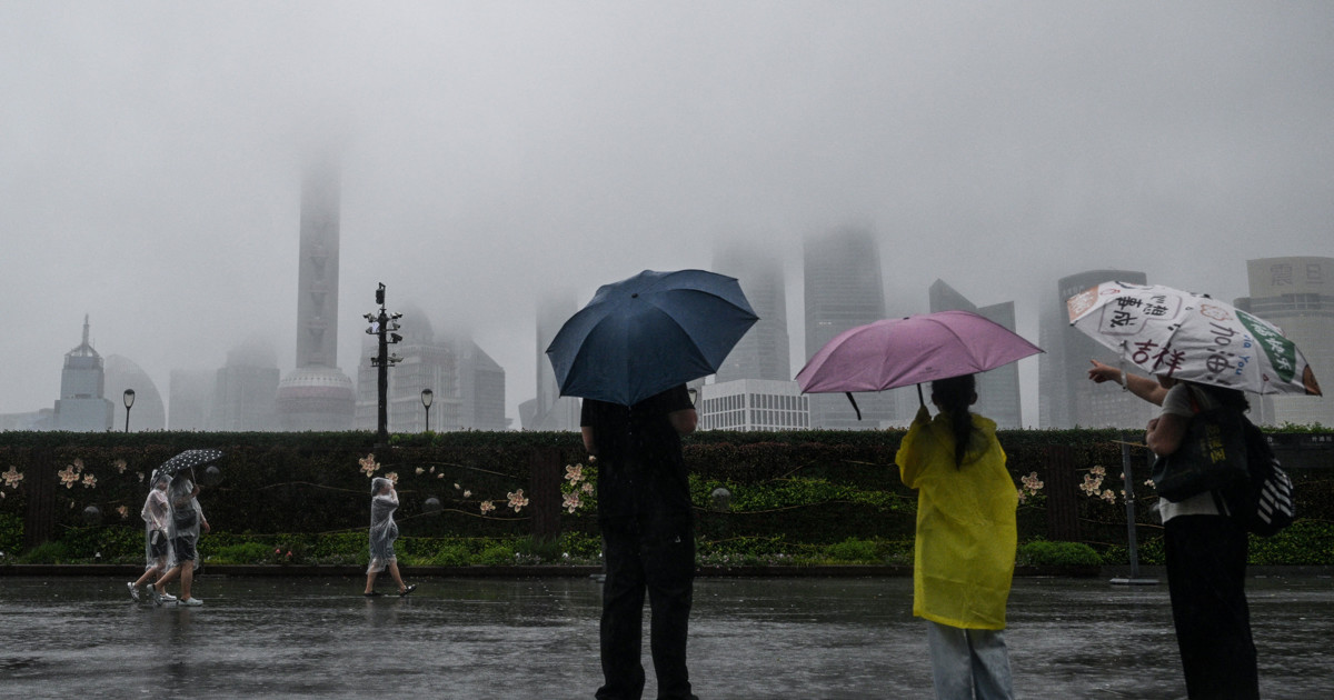Shanghai evacuates 283,000 people as typhoon hits