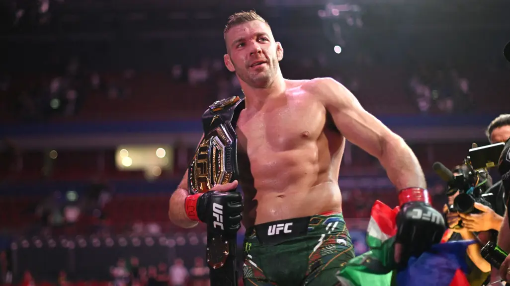 Du Plessis batters Strickland to retain UFC middleweight crown