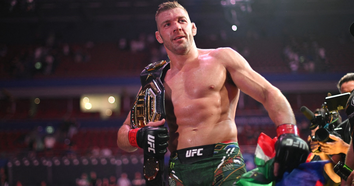 Du Plessis batters Strickland to retain UFC middleweight crown