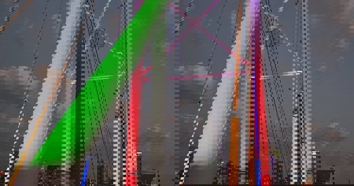 PICS: Jozi My Jozi and Contra.Joburg light up Nelson Mandela bridge