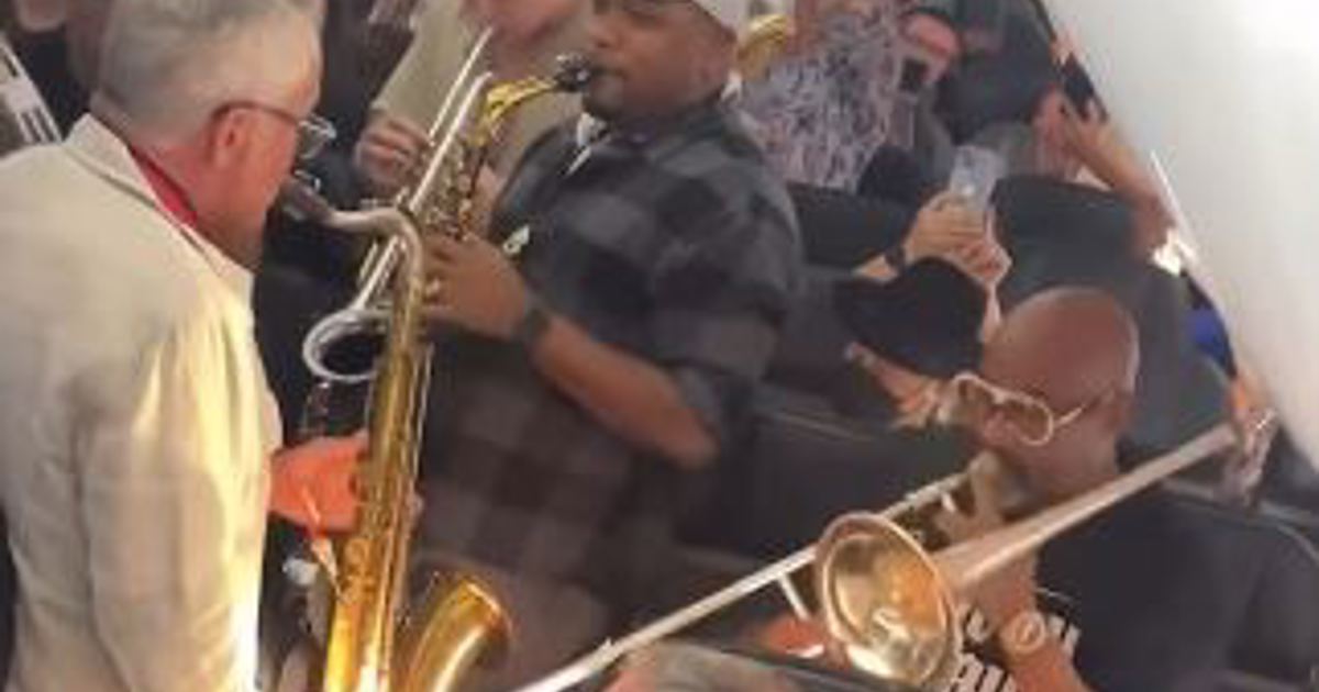 WATCH: Jazz legend Dave Koz & band surprises stranded plane passengers ...