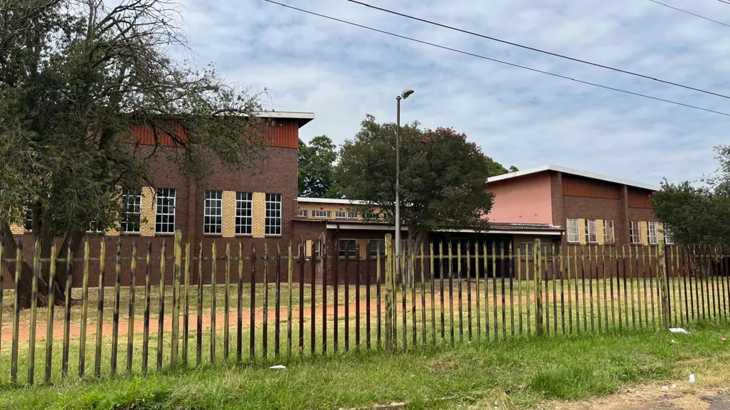 Gauteng govt keeps promise of emptying Randgate hall that's housing ...