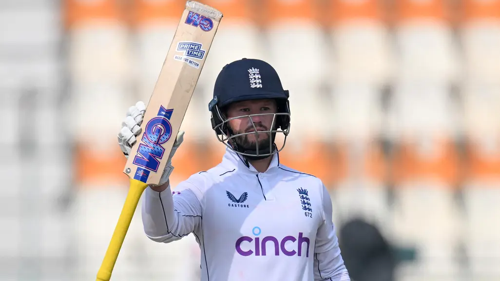 Duckett half-century as England make brisk reply to Pakistan's 366