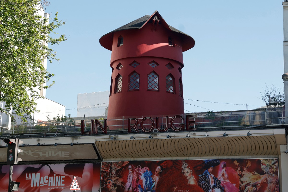 Blades of Paris landmark Moulin Rouge windmill collapse