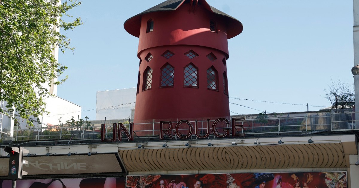 Blades of Paris landmark Moulin Rouge windmill collapse