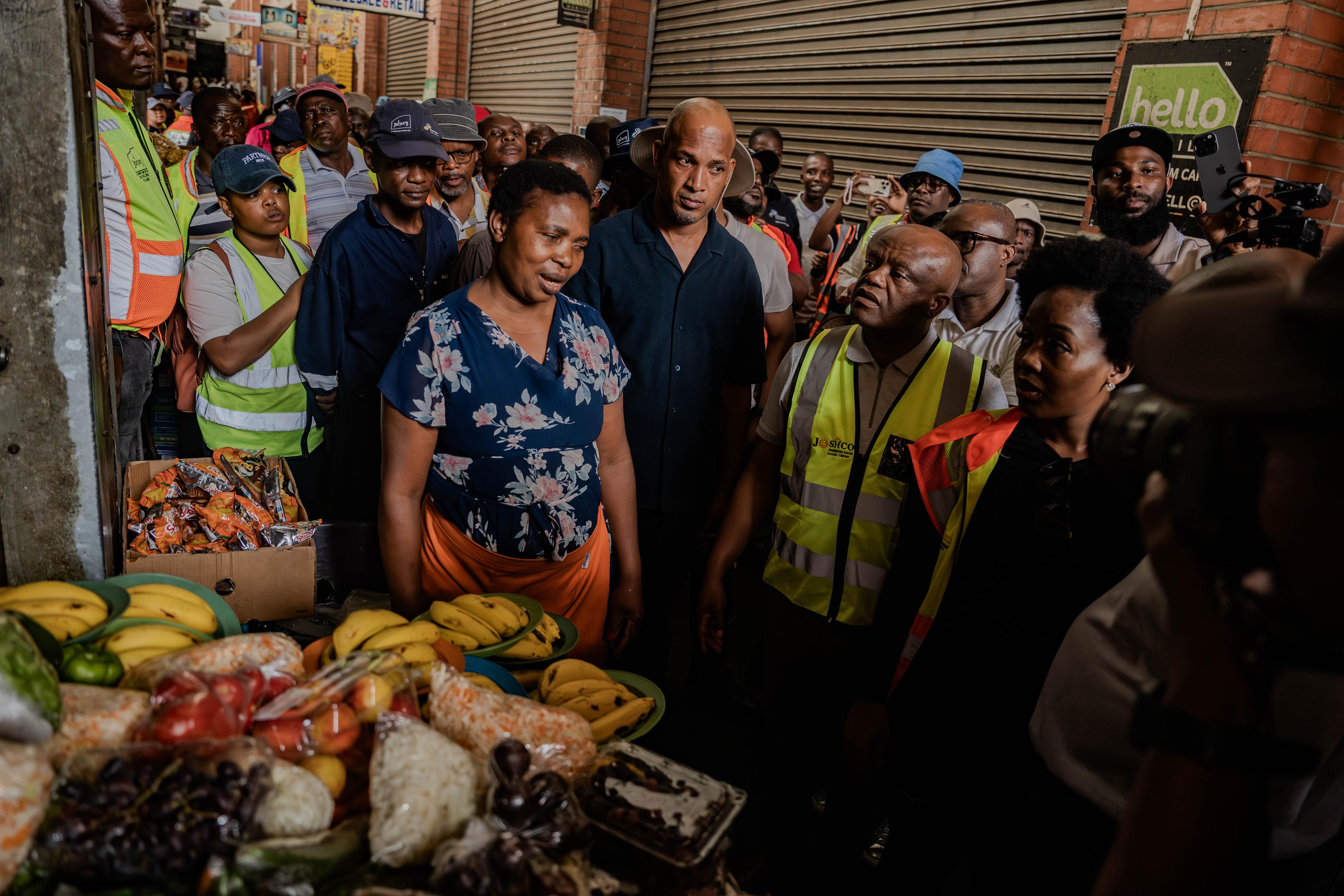 Joburg CBD street vendors trading illegally outside Bree taxi rank to ...