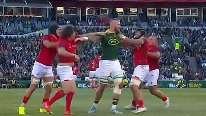 WATCH: Springbok RG Snyman fights off the Wolves (literally)