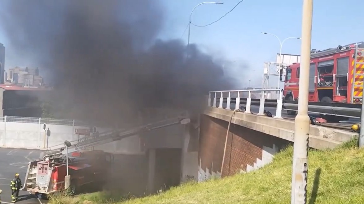 In wake of fire on M1 in Joburg CBD, City Power & EMS set to assess damage