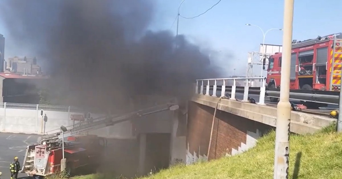 In wake of fire on M1 in Joburg CBD, City Power & EMS set to assess damage