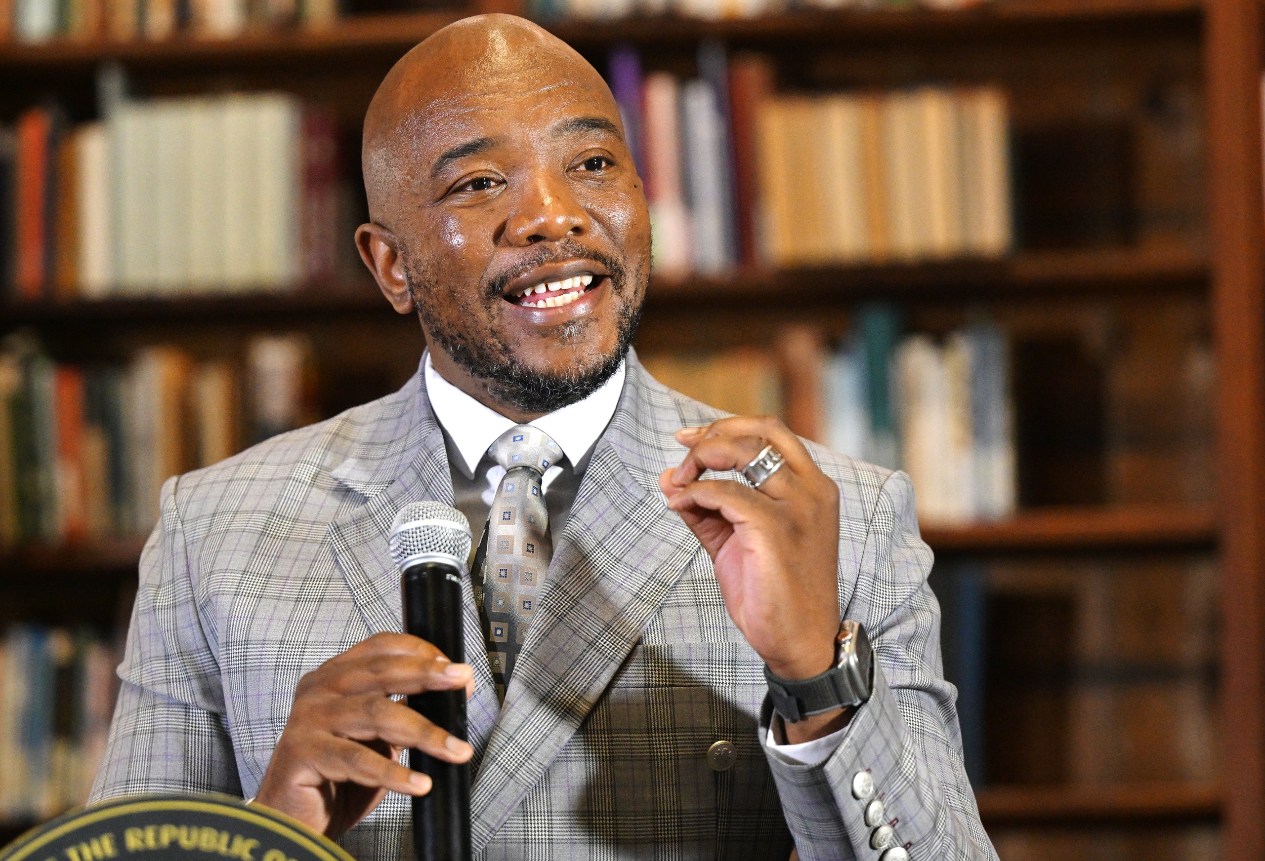 Maimane calls for urgent Parliamentary debate over Middle East crisis