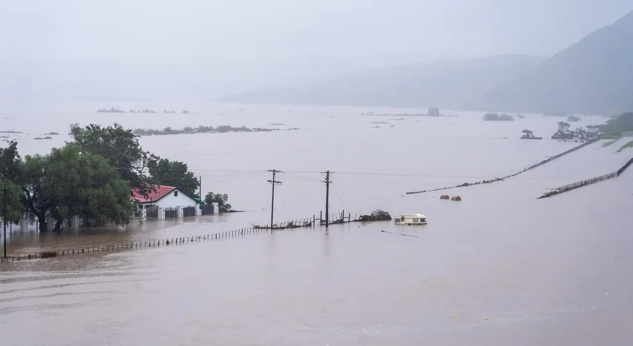 IN PICS: Multiple agencies carry out mass rescue of stranded flood ...