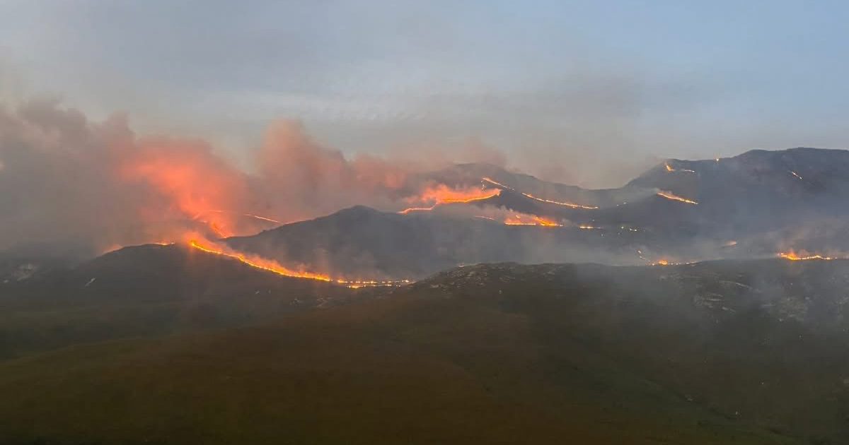 Firefighters battle blaze on Houw Hoek mountain
