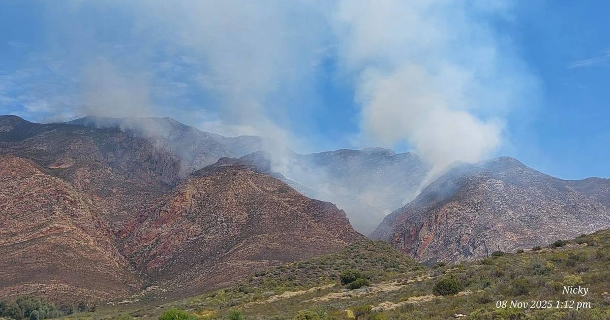 Fire crews making slow but steady progress in containing Ashton fire