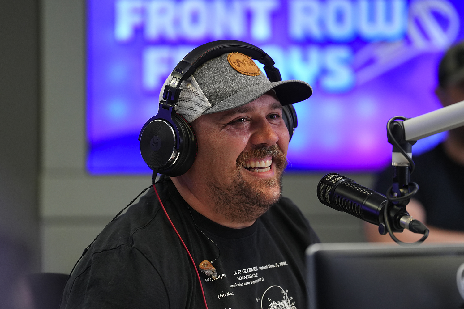 Appel debuts his new 80s inspired song ‘Alice’ exclusively on Kfm Mornings