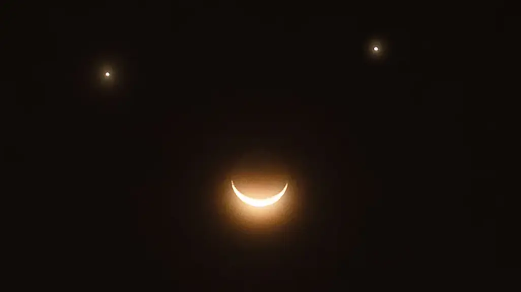 Planets align to form a 'smiley face' moon on Friday 25 April