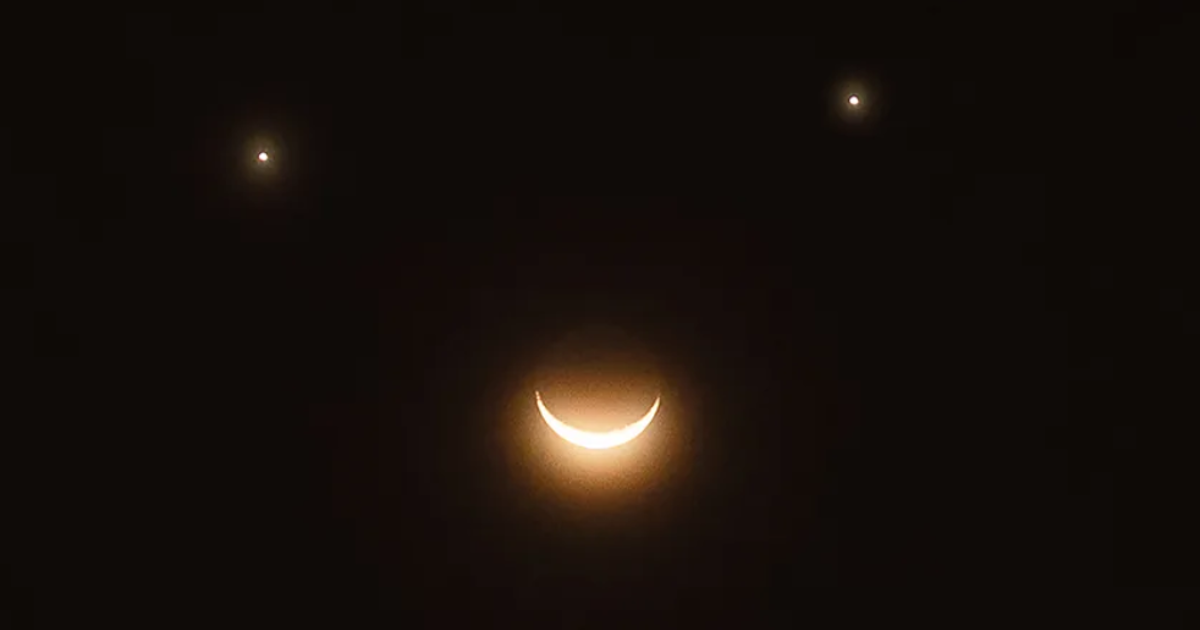 Planets align to form a 'smiley face' moon on Friday 25 April